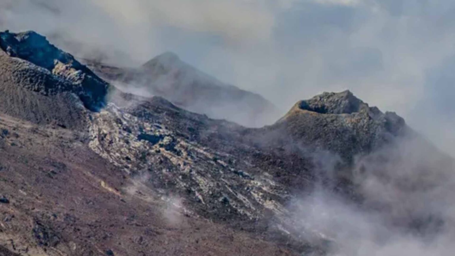 Piton de la Fournaise : des nouveaux noms pour les deux cônes éruptifs ...